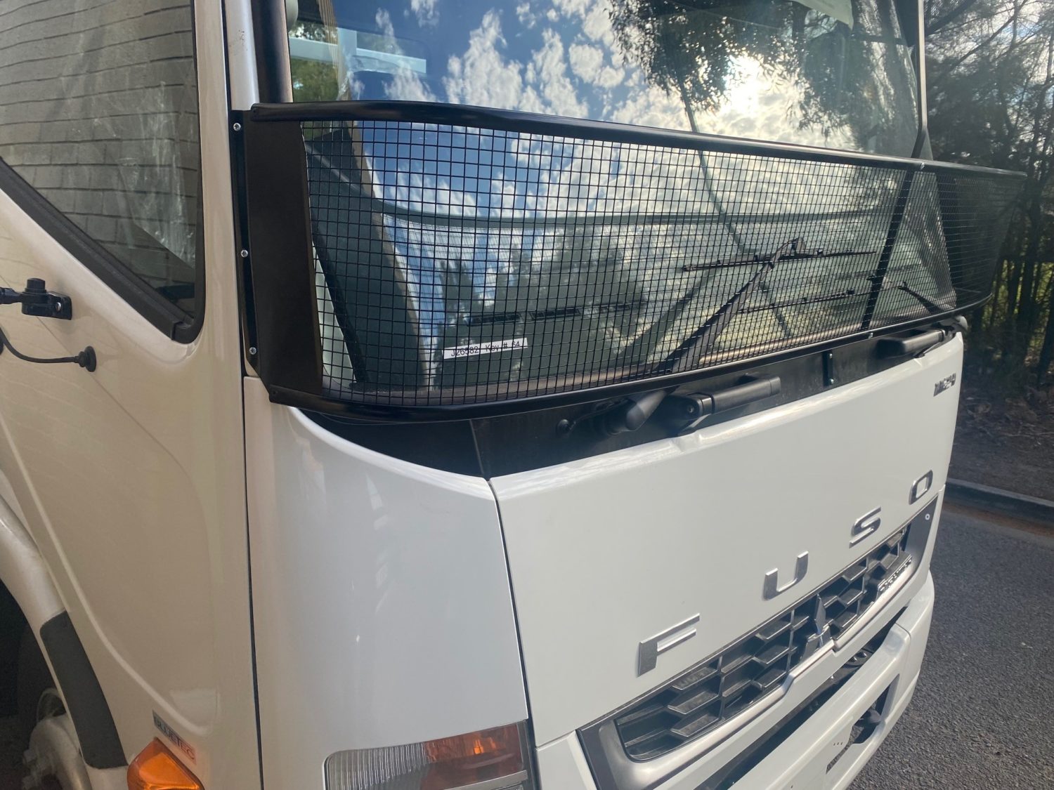Mitsubishi / Fuso 1995on FM Standard Cab Black Windscreen Stone ...