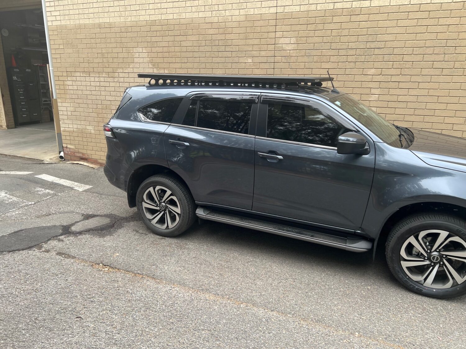 Isuzu MUX Gen2 Aug2021on (with or without rails) Pioneer 6 Platform ...