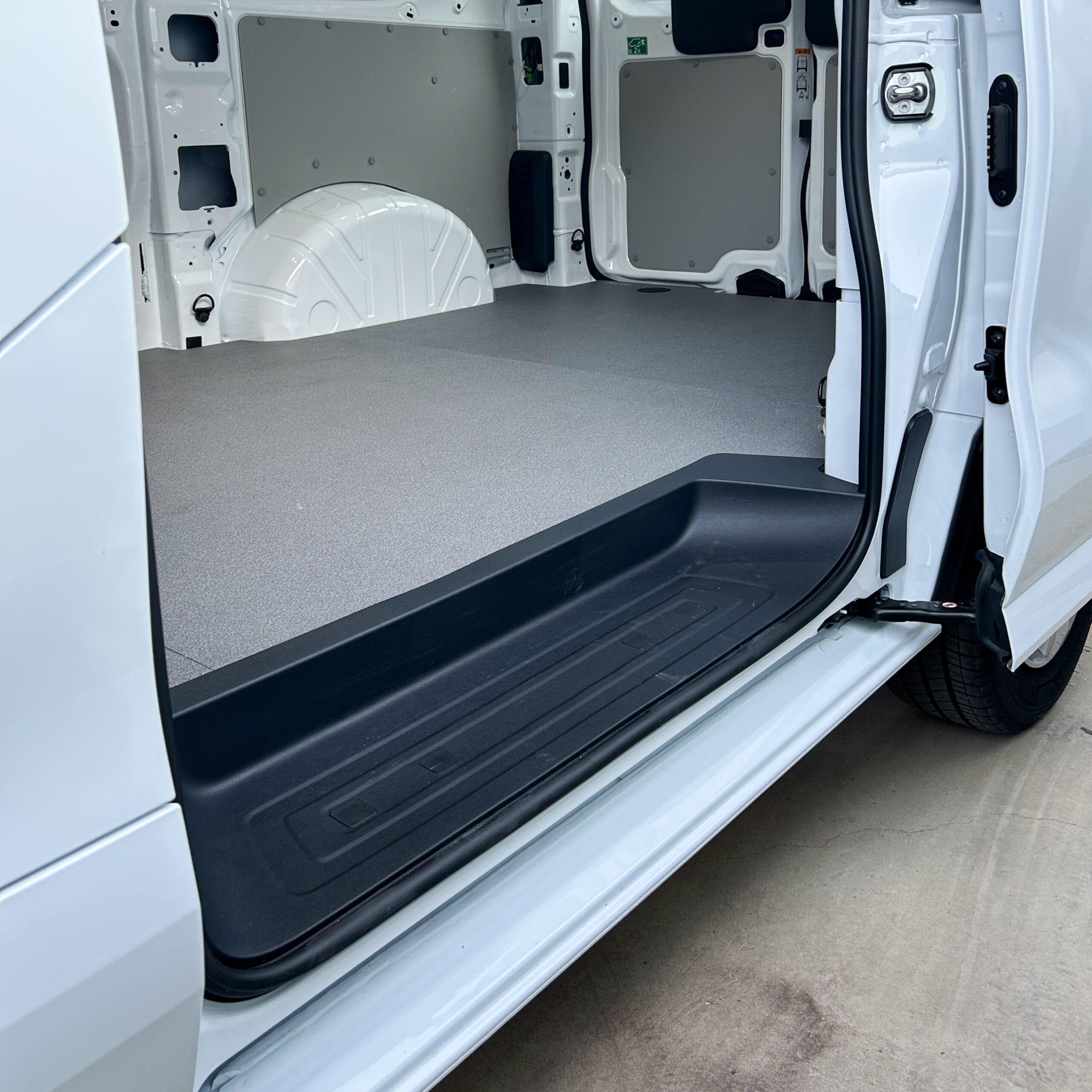 Ford Transit Custom (2014 - 2024) dciv-double-cab-in-van Dual Van Floor ...